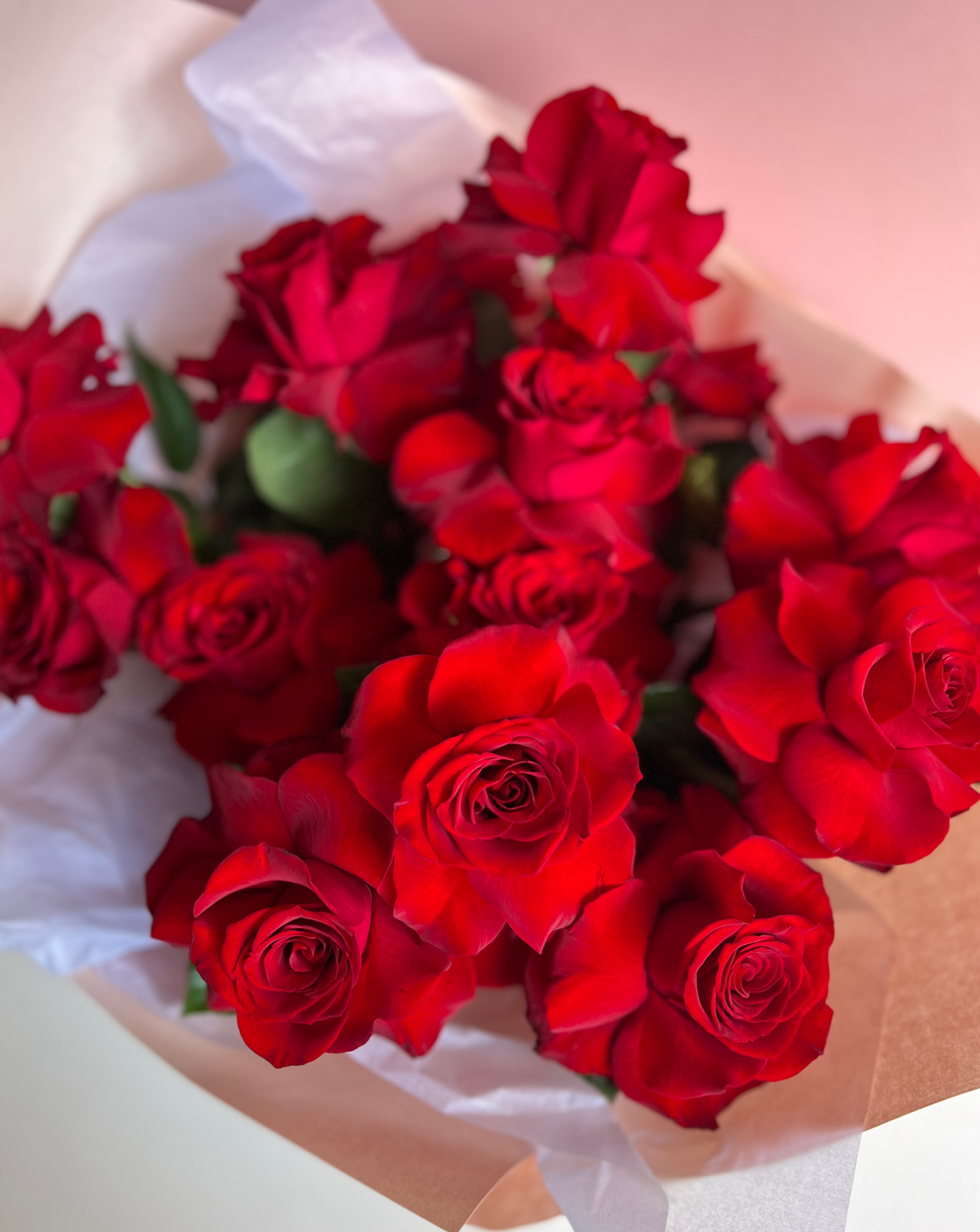 Red Roses En Masse – Gathered+Styled